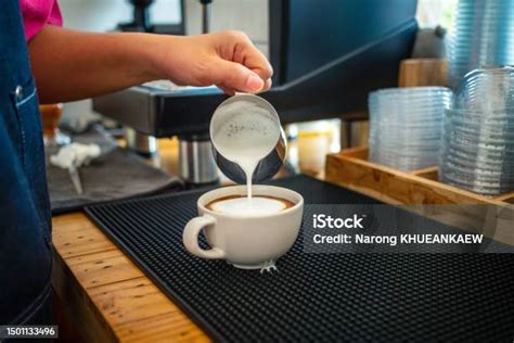 커피를 만드는 카푸치노에 우유를 붓는 바리스타의 손 카운터에서 커피를 준비하는 전문 바리스타 갈색에 대한 스톡 사진 및 기타 이미지 Istock