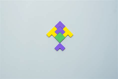 회색 배경에 화려한 나무 퍼즐 조각의 물고기 모양 블록 논리적 사고 비즈니스 논리 수수께끼 결정 솔루션 합리적 사명 성공 목표 및 전략 개념 0명에 대한 스톡 사진 및 기타