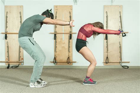 젊은 아름 다운 피트 니스 커플 운동 요가 운동과 아무 포즈 선택적 초점 사람들 진짜 길고 건강 한 생활을 위한 스트레칭 2명에 대한 스톡 사진 및 기타 이미지 Istock