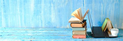 책과 노트북 컴퓨터의 스택 학교 독서 교육 홈 스쿨링 E러닝 도서관 개념으로 돌아갑니다 큰 복사 공간이있는 파노라마 형식입니다 0명에 대한 스톡 사진 및 기타 이미지