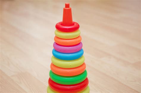 상단에 광대 머리와 컬러 나무 반지에서 피라미드 빌드 아기와 유아를위한 장난감은 즐겁게 기계적 기술과 색상을 배울 수 있습니다 개념에 대한 스톡 사진 및 기타 이미지