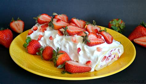Spanish Strawberry And Cream Roll Brazo Gitano De Fresa Y Nata Ispaniškas Vyniotinis Su