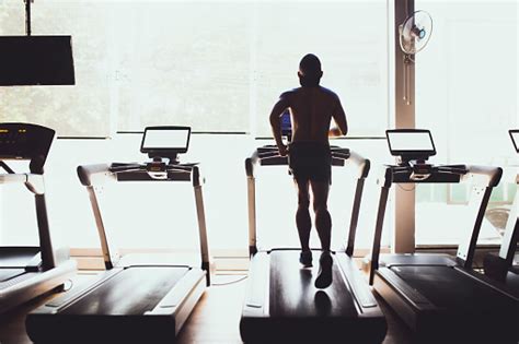 운동 디딜 방 아 심장 달리기 운동 피트 니스 체육관에서 여자의 체중 감량을 위한 기계 에어로빅 슬림 하 고 건강 한 아침에 러닝 화 고무 바닥의 쇼 건강한 생활방식에 대한