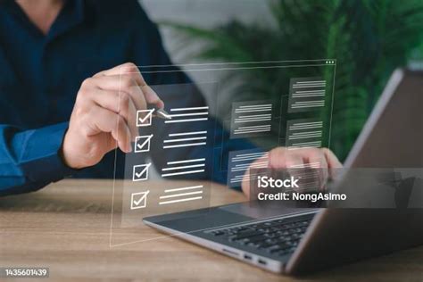 가상 화면 개념에 전자 스마트 체크리스트 및 문서 비즈니스 사람들은 디지털 문서 종이없는 사무실 국경없는 통신 기술 작업에 전자