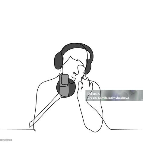 남자는 전문 마이크 앞에서 헤드폰에 앉아 몸짓으로 말합니다한 선 그리기 벡터 컨셉 라디오 진행자 팟캐스트 가수에 대한 스톡 벡터 아트 및 기타 이미지 Istock