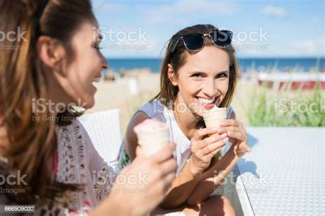 아름 다운 여 자가 웃 고 그녀의 친구와 함께 밖에 서 아이스크림을 먹고 긍정적인 감정 표현에 대한 스톡 사진 및 기타 이미지 긍정적인 감정 표현 도시 관광 레저