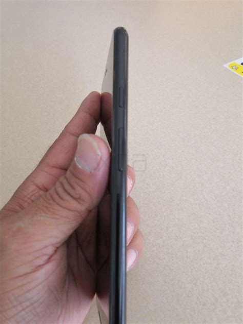 Google Pixel XL Prototype Shows An All Glass Back Giant Display Notch Ars Technica