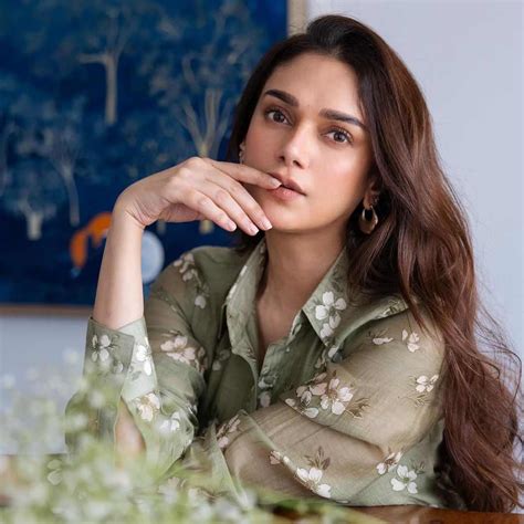 Aditi Rao Hydari గడ్డిపూలకు మ్యాచింగ్ డ్రెస్‌లో గమ్మత్తైన ఫోజులు