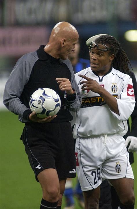 Larbitro Pierluigi Collina Discute Con Edgar Davids Alla Fine Della Partita Immagine Stock