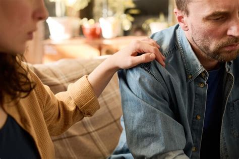 Jovem Esposa Apoiando Seu Marido Chateado Enquanto Eles Estão Sentados