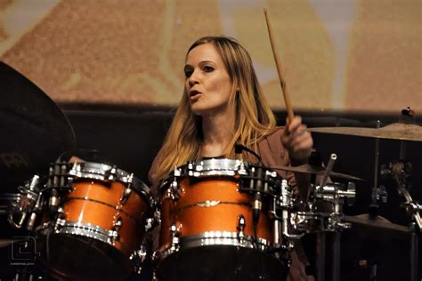 Quién Es Anika Nilles La Baterista Que Sustituye A Neil Peart En Rush