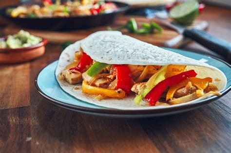 파히타스 데 폴로 치킨 양파와 고추를 곁들인 토르티야 양념 닭고기에 대한 스톡 사진 및 기타 이미지 닭고기 파히타 오븐 구이 Istock