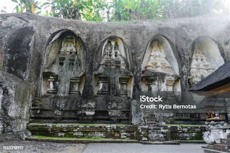 인도네시아 발리의 석조 절벽에 새겨진 구 눙 카 위 사원 단지 선셋 라이트 빔 조명 0명에 대한 스톡 사진 및 기타 이미지 0명 건축 고대의 Istock