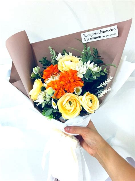 장미 유칼립투스 스카비오사 콜라보레이션 프렌치 스타일의 꽃다발