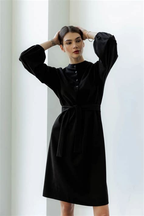 Купити Чорне трендове осіннє плаття міді