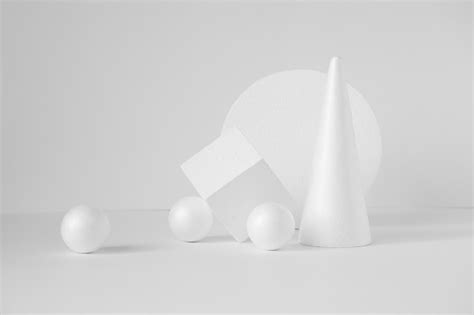 다양한 3d 기하학적 모양의 흑백 구성 다양한 크기의 흰색 공 큐브 원뿔 둥근 스탠드 고립 된 배경에 교육을위한 시각 보조기구의 개념 구에 대한 스톡 사진 및 기타 이미지