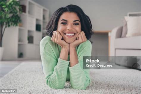 사진 젊은 매력적인 쾌활한 아프리카 여성 행복한 긍정적인 미소 거짓말 에 바닥 손 터치 뺨 실내 갈색 머리에 대한 스톡 사진 및 기타 이미지 Istock