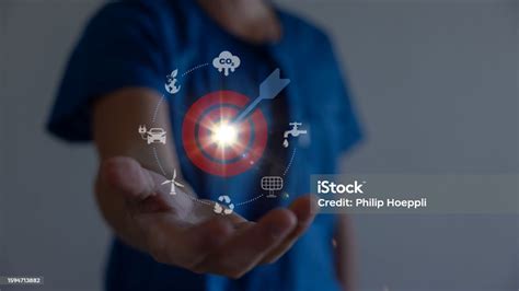 탄소 균형은 0입니다 녹색 생산 재활용 쓰레기 재생 가능 에너지 Co2 배출량 감소를 포함한 순 제로 기호를 통한 오염 및 효율적인 관리의 손길 0명에 대한 스톡 사진 및