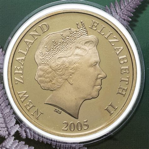 Монета новая Зеландия 1 доллар 2005 "Рови" стоимостью 10015 руб.