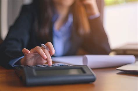 사업가 일 비즈니스 기술 멀티 태스킹 라이프 스타일 개념 계산기와 노트북 작업하는 동안 뭔가를 쓰는 사무실 책상에서 일하는 사업가 개념에 대한 스톡 사진 및 기타 이미지