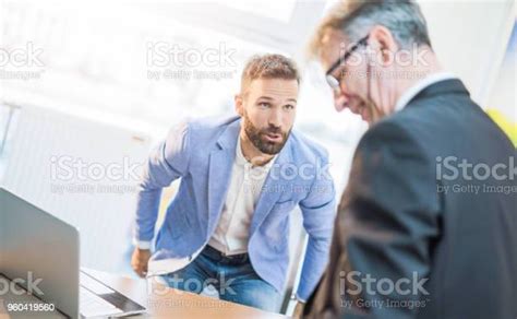 그의 성숙한 클라이언트 사무실에 앉아 성인 사업 중간 행복 30 39세에 대한 스톡 사진 및 기타 이미지 30 39세 계획 기업 비즈니스 Istock