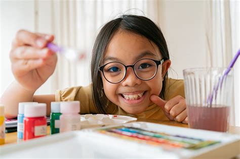 어린 아시아 소녀는 집에서 능력을 개발하고 정신 건강을 개선하기 위해 수채화 작품을 그리고 그림을 그립니다 영감을 받아 그림을 그리는 여성 예술가 8 9 살에 대한 스톡