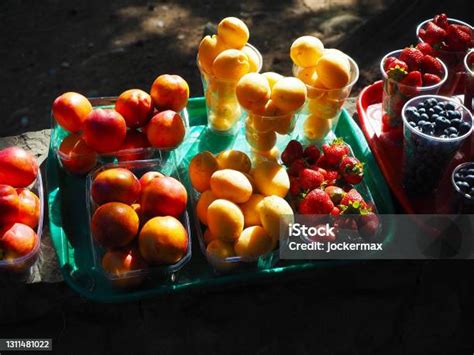 신선한 잘 익은 열매와 과일은 태양 광선에 의해 조명 그늘에 국경에 트레이에 용기에 누워 계절거리 자판기 0명에 대한 스톡 사진 및 기타 이미지 Istock