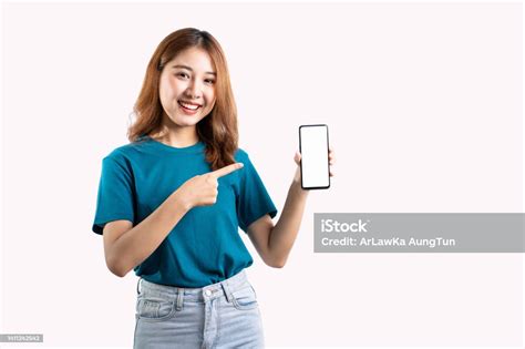 귀여운 아시아 여성이 휴대 전화를 들고 흰색 배경에 고립 된 몸짓을합니다 전화에 대한 스톡 사진 및 기타 이미지 전화 고름 몸짓 Istock