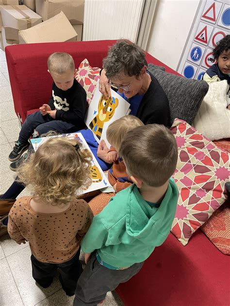 Lotta Haar Oma Leest Voor Het Mussennest