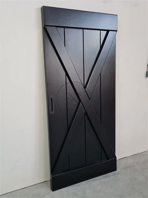 Porta De Correr Modelo Celeiro Com Revestimento Em Mdf E Pintura Laca Preto Fosco Ecoville