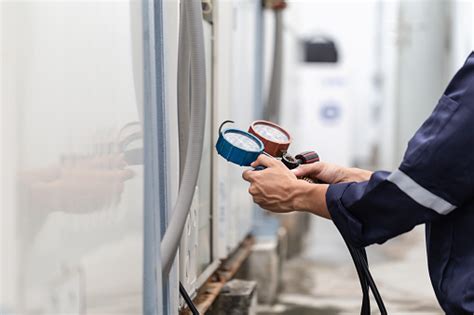 기술자는 에어컨 에어컨 충전을 위한 측정 장비를 점검하고 있습니다 공장 산업 건물에 대한 스톡 사진 및 기타 이미지 공장 산업 건물 급기관 설치 Istock