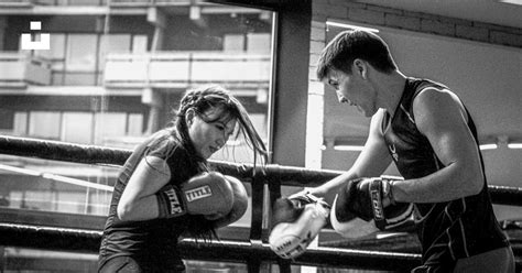 권투 링에서 서로 옆에 서있는 두 명의 여성 사진 Unsplash의 무료 알마티 이미지