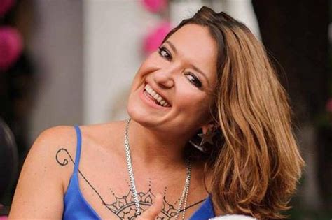 Наталя Могилевська показала нові фото у компанії чоловіків і пікантній сукні