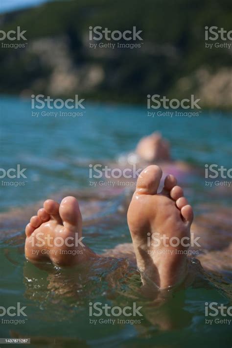 흐릿한 배경으로 해변에서 일광욕을 하는 남성 발의 수직 근접 촬영 남자에 대한 스톡 사진 및 기타 이미지 남자 남자들만 물 Istock