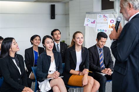 수석 리더 스피커 교육 워크샵 또는 회의에서 공공 사람들에 게 이야기 성숙한 강사는 심포지엄 이벤트를 이끄는 Ceo 경영자입니다