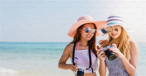 열대 섬에서 휴가를 즐기는 해변에서 두 명의 멋진 트렌디 힙 스터 소녀 완벽한 검게 그을린 몸 건강한 피부 섹시한 세련된