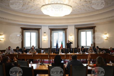 БТА За парламентарна група са необходими 10 депутати изключените от група и занапред остават