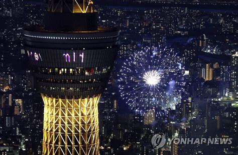 월드and포토 4년만에 돌아온 일본의 여름 진풍경 스미다강 불꽃놀이 나무뉴스