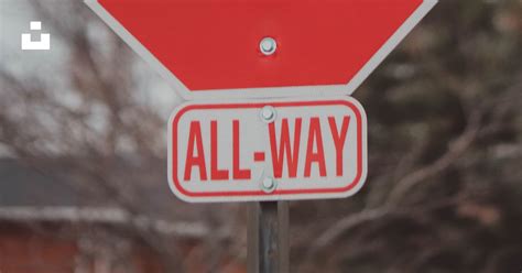 금속 기둥 위에 앉아있는 빨간색 정지 신호 사진 Unsplash의 무료 빨강 이미지