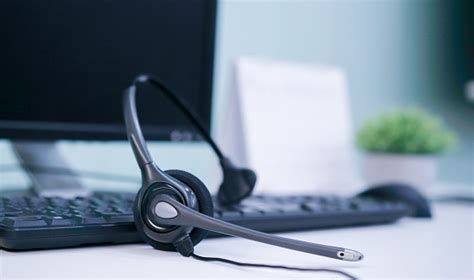 네트워크 운영 작업 개념에 대 한 모니터링 실에서 사무실 데스크탑 Pc에 통신 기술에 대 한 콜센터 및 Voip의 헤드셋을 닫습니다 It 지원에 대한 스톡 사진 및 기타