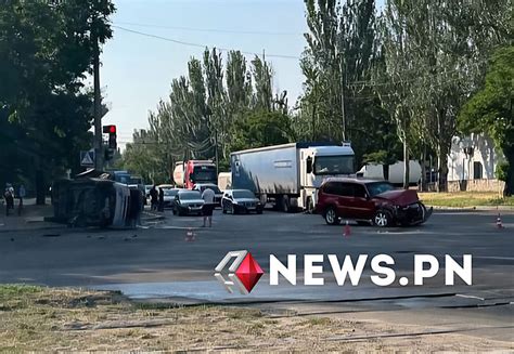 В Николаеве Volkswagen перевернулся после столкновения с Mitsubishi водителя госпитализировали