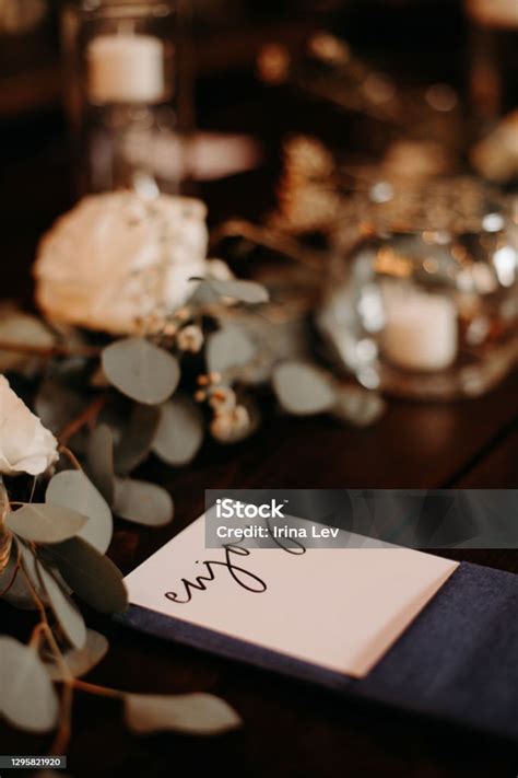 아름다운 고급 소박한 결혼식 게스트 테이블 장식 유리 항아리와 촛불 흰색 장미와 유카이투스 잎 어두운 배경에 중심 조각을 나무 테이블 럭셔리 로프트 결혼식 결혼식에 대한