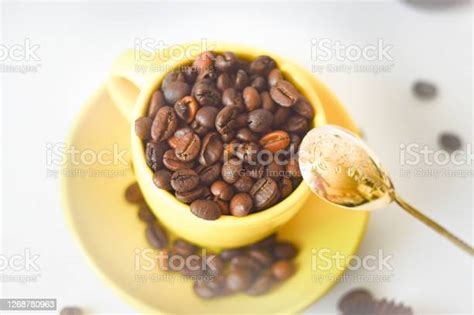 하얀 배경에 천연 커피 콩이 있는 노란색 컵과 초콜릿 모닝 커피의 개념 배경에 꽃 0명에 대한 스톡 사진 및 기타 이미지 0