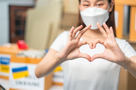 우크라이나 인도주의 원조 개념에서 도움이 필요한 사람들을 위한 식량 기부를 준비하는 자원봉사자들 손 만들기 기호 마음 25 29세에 대한 스톡 사진 및 기타 이미지 Istock