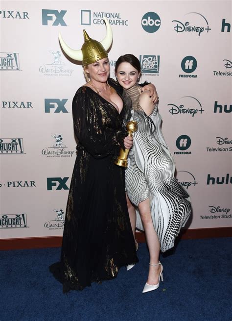 Patricia Arquette Hits Joey King In Head With Golden Globe Ps Celebrity