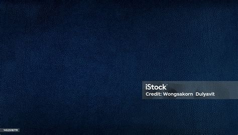 빈티지 고전적인 개념을 위한 진한 파란색 정품 가죽 질감 배경 장식과 질감에 대 한 파란색 배경입니다 다크 블루 네이비 컬러의 가죽 스킨과 자연스러운 디자인 라인 패턴 배경