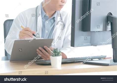 2 135 Imágenes De Examen Medico Ocupacional Imágenes Fotos Y Vectores De Stock Shutterstock