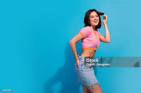 쾌활한 라이프스타일 표현을 위해 밝은 파란색 배경의 화려한 옷차림으로 포즈를 취하는 활기찬 젊은 여성 20 24세에 대한 스톡 사진 및 기타 이미지 Istock