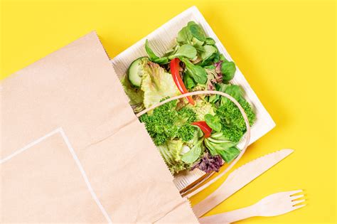 노란 배경에 감자 튀김과 음식 배달 용기에 튀긴 치킨 스트립 음식 배달 서비스 없애 주세요 공간을 복사합니다 가금류에 대한 스톡