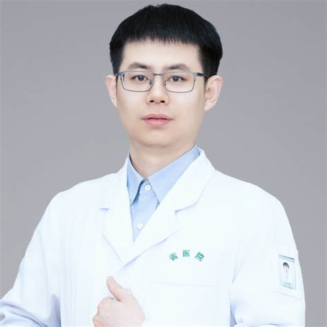 症状及患病时长： 耳鸣，头晕。最近一个月内出现，先是耳鸣，休息几天耳鸣有所好转后又出现头晕。耳鸣只出现在单侧右耳，声音尖锐，时大时小，持续时间